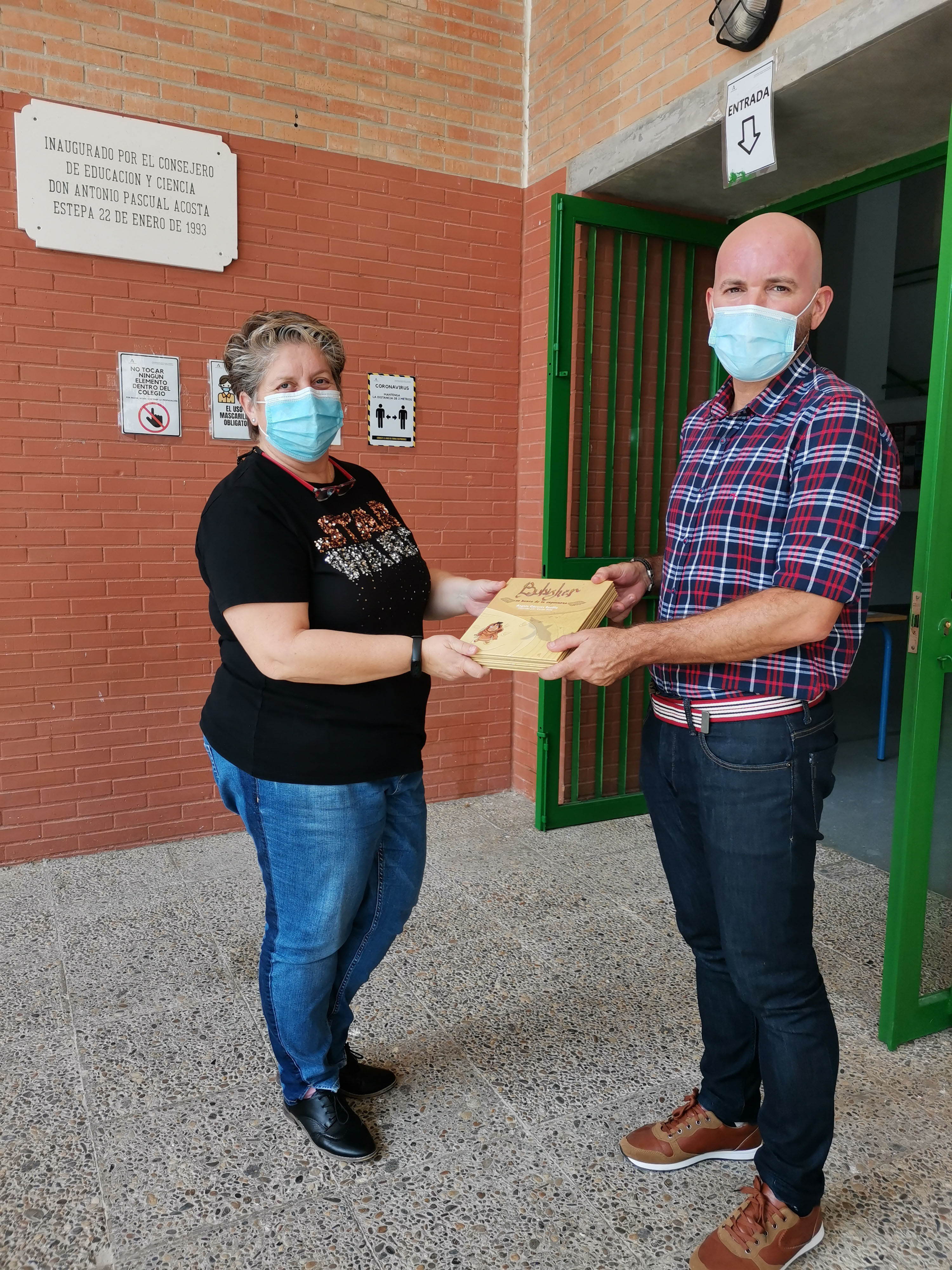 LA ESCRITORA ÁNGELA CÁCERES DONA SU LIBRO AL CEIP SANTA TERESA